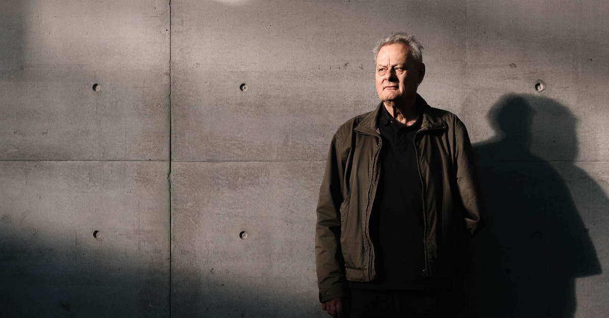 Performing Hallucinations