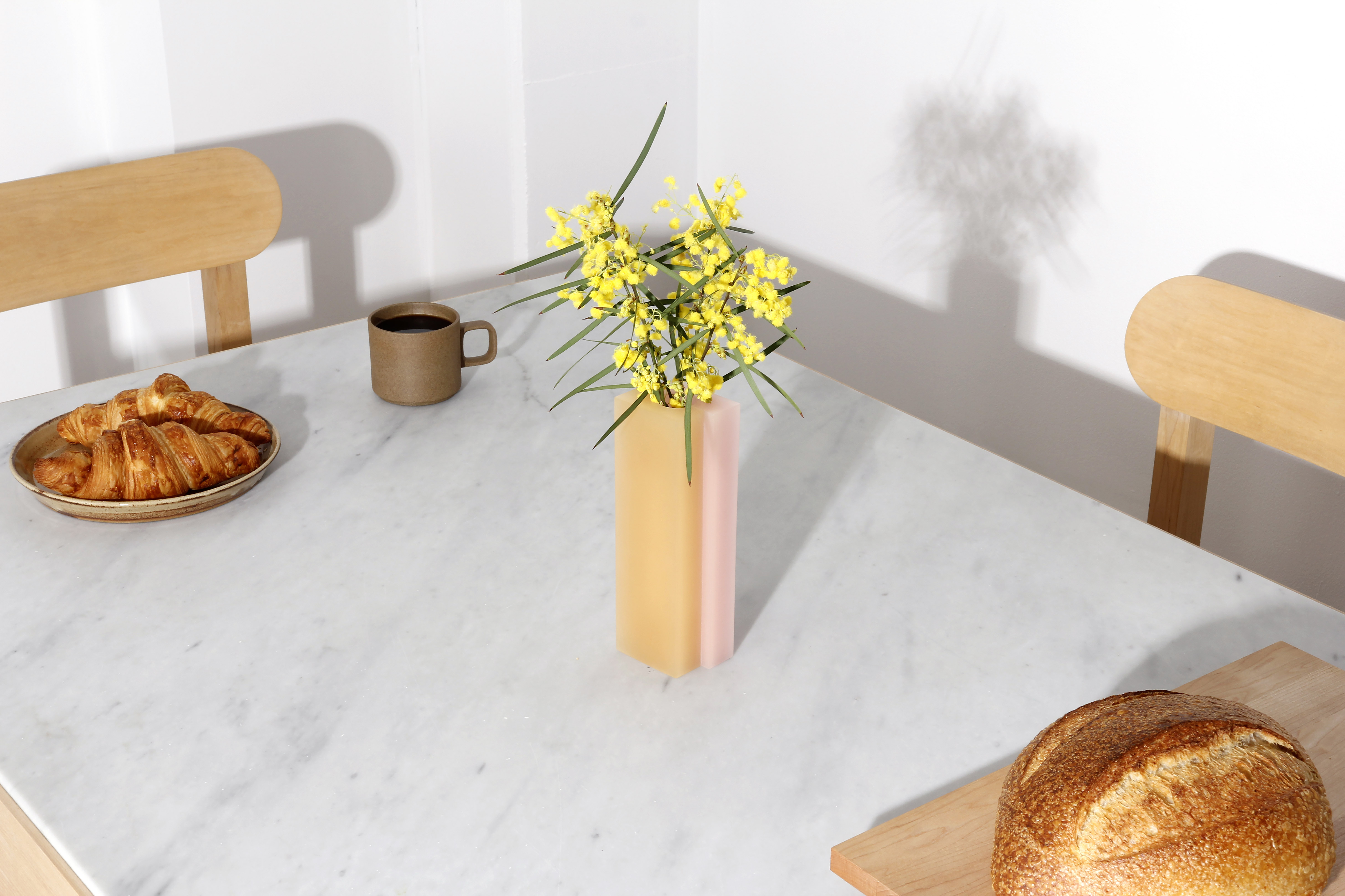 These Split-Body, Two-Tone Resin Vases Are Perfect for the Indecisive ...