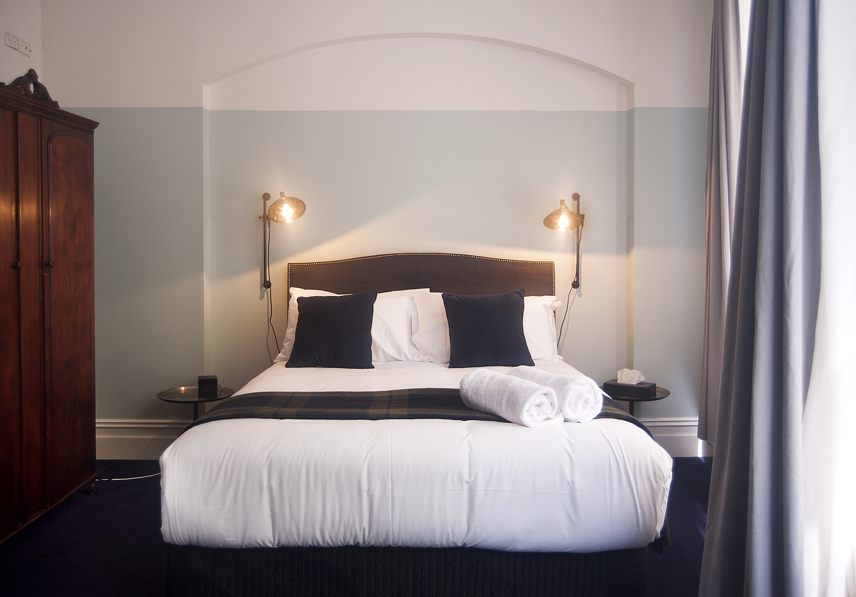 Stay the Night at Hotel Harry